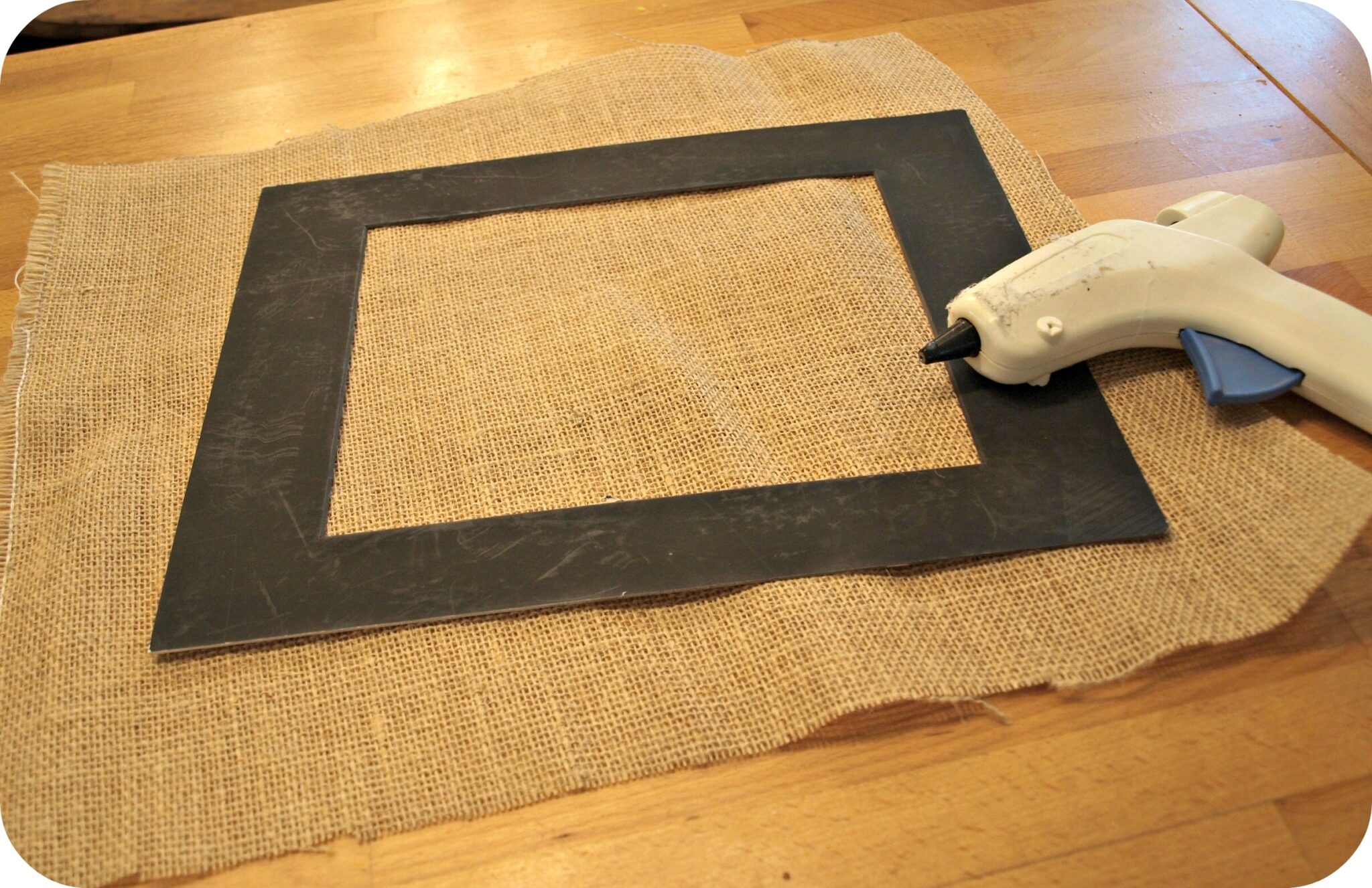 Pallet and Burlap Picture Frame - SimplySwider.com