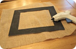 Pallet and Burlap Picture Frame - SimplySwider.com