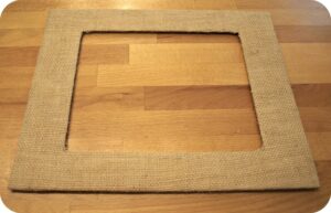 Pallet and Burlap Picture Frame - SimplySwider.com