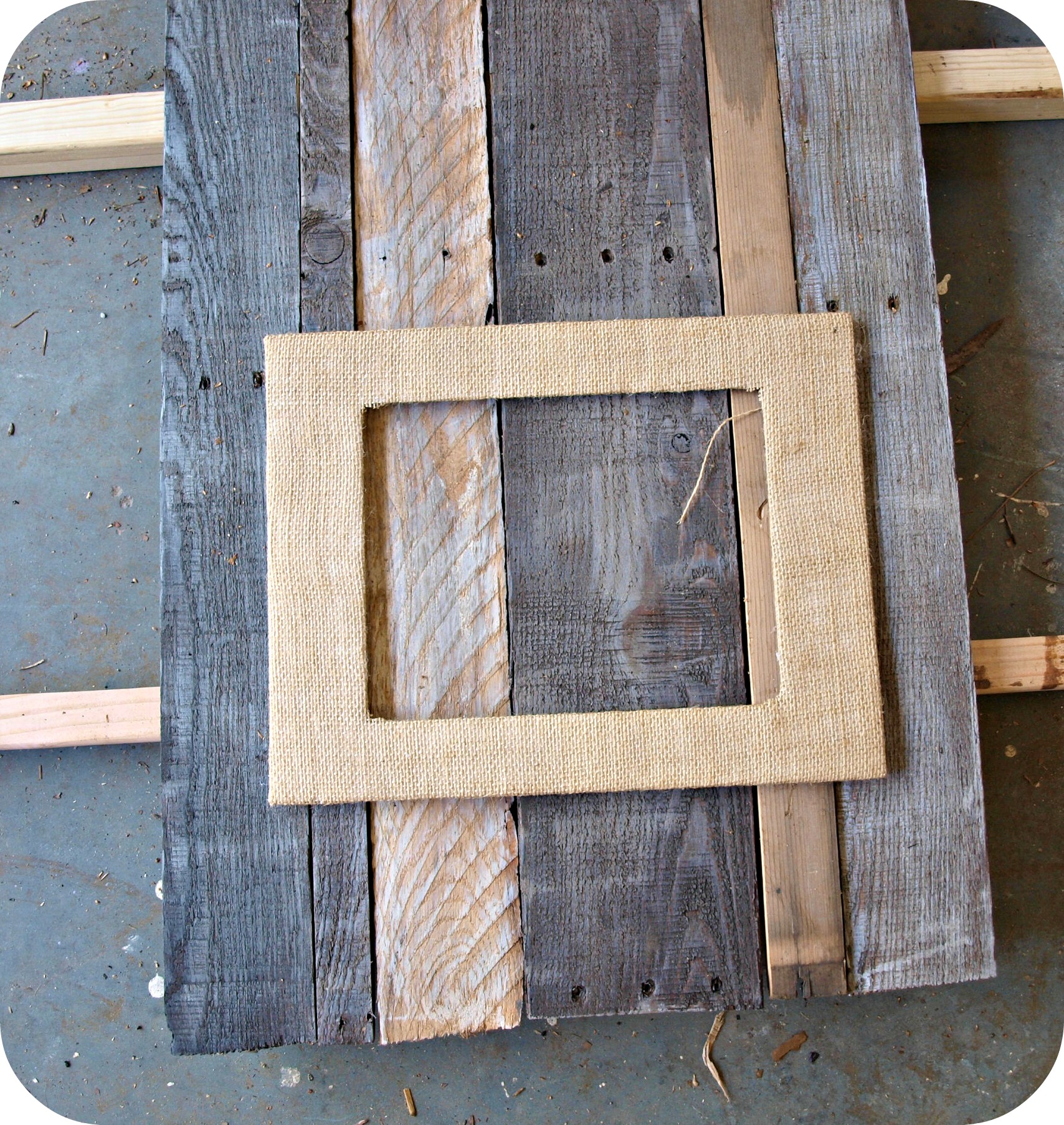 Pallet and Burlap Picture Frame - SimplySwider.com