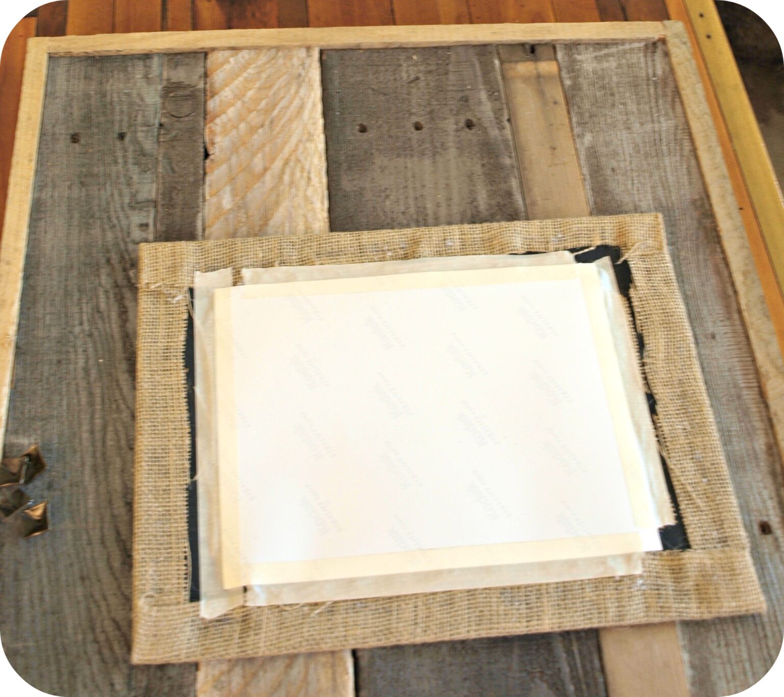 Pallet and Burlap Picture Frame - SimplySwider.com