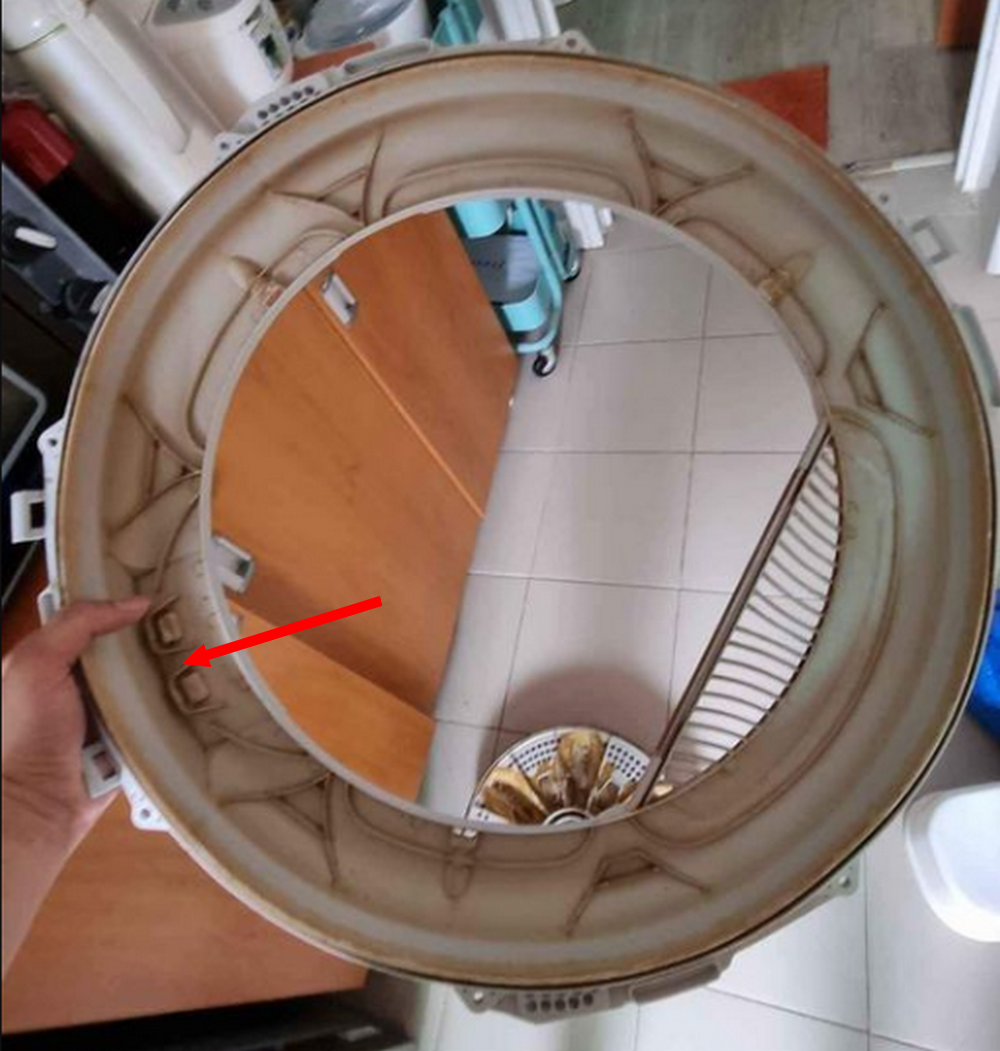 Black Flakes in Washing Machine: Causes & Fixes - SimplySwider.com